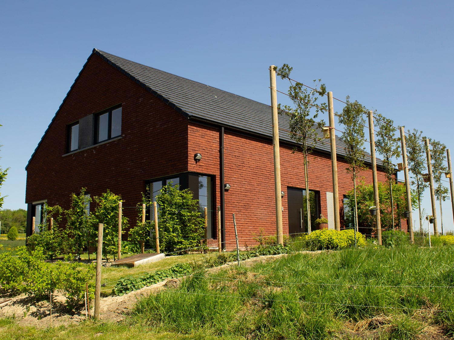 Maison familiale contemporaine en briques rouges